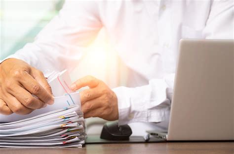 흰 셔츠를 입은 남자 사무원들이 사무실 책상 위에 서류와 컴퓨터 노트북을 들고 쓰고 업무 과부하 종이 더미를 쌓고 있다 개념에 대한 스톡 사진 및 기타 이미지 Istock