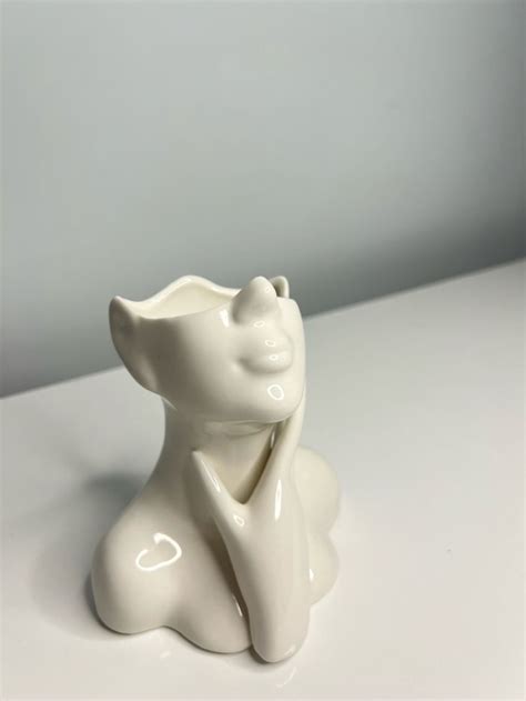 Эмэгтэй хүний дүрс бүхий ваар