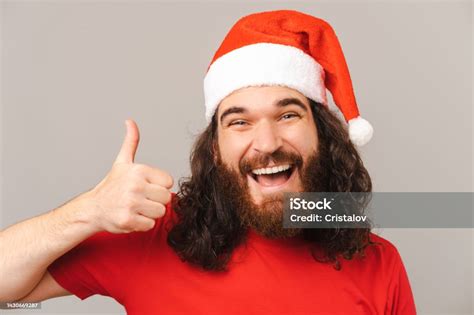 크리스마스 모자를 쓴 수염을 가진 남자는 엄지 손가락으로 몸짓으로 승인합니다 12월에 대한 스톡 사진 및 기타 이미지 12월 30 34세 갈색 머리 Istock