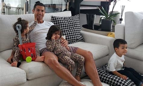 كريستيانو رونالدو ومتاعب البقاء في المنزل توووفه صحيفة رياضية إلكترونية