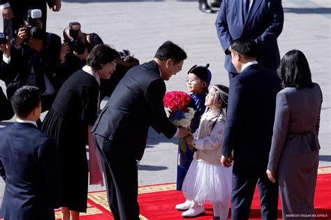 БНСУ ын Үндэсний Ассамблейн дарга Ү Вон Шиг ийг Д Сүхбаатарын талбайд угтан мэндчиллээ