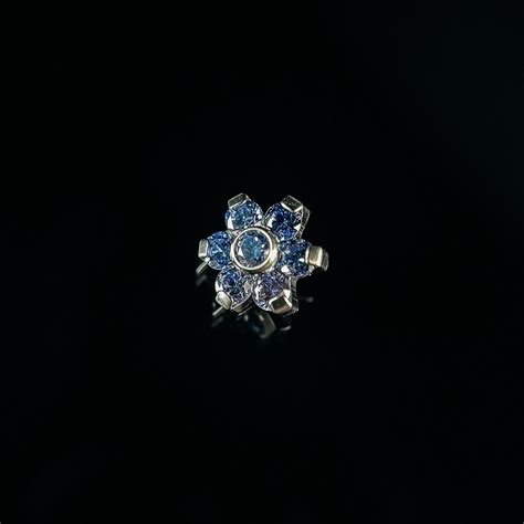 Купити Титанова накрутка на лабрет у вигляді квітки із цирконієм в інтернет магазині Hq Piercing