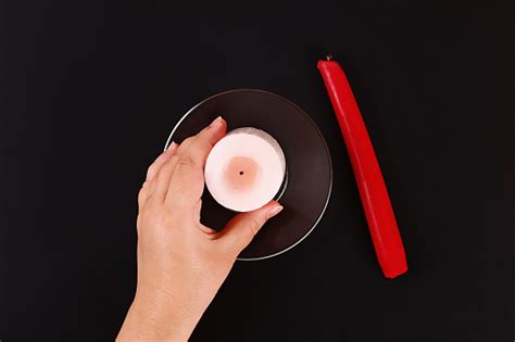 검은 배경에 혈액 방울 처럼 빨간 왁 스에 덮여 Diy 할로윈 할로윈 흰색 촛불 10월에 대한 스톡 사진 및 기타 이미지 10월 Diy 가을 Istock