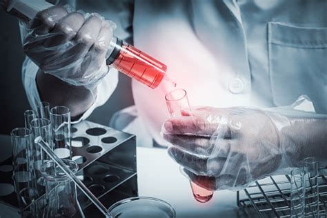 과학자 떨어지는 화학 액체 플라스 크 실험실 유리 배경 실험실 연구 개념 연구원 시 약 테스트 튜브에 떨어지고 있다 Stem