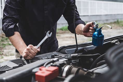 서비스 자동차 엔진 기계 개념 렌치와 자동차 엔진 자동차 워크샵을 수리 하고 기름 자동차 서비스 및 유지 보수를 붓는 자동차 정비사 손 건강 진단에 대한 스톡 사진 및 기타