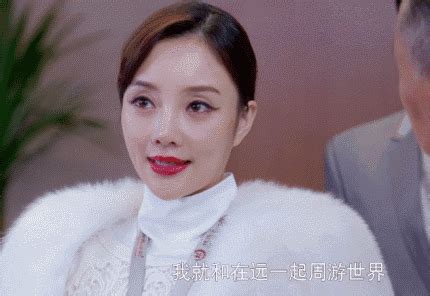 李小璐人设崩塌，连穿个粉色大衣都被人吐槽！