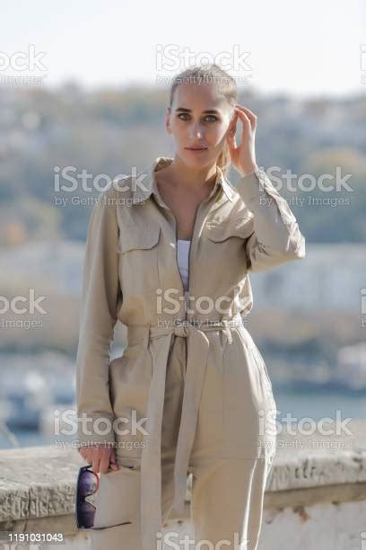 공공 공원에서 점프 수트에 금발의 사람의 3 분기 길이 초상화 30 39세에 대한 스톡 사진 및 기타 이미지 30 39세 가냘픈 가을 Istock