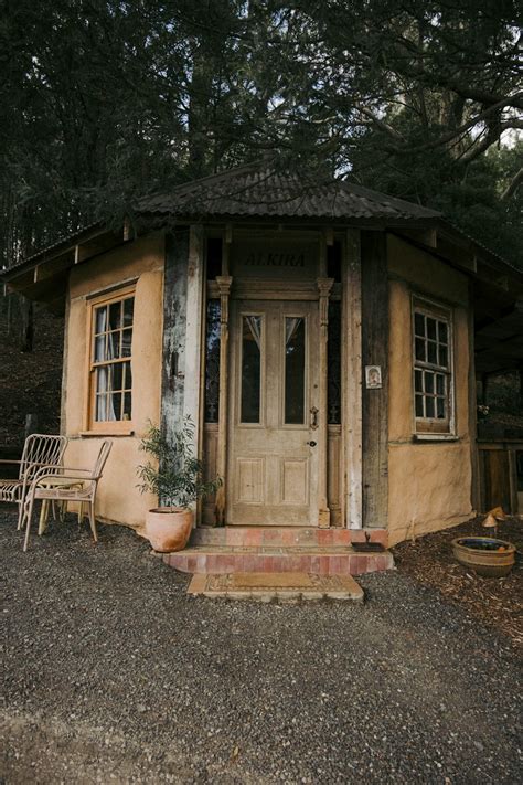 현관과 문이있는 작은 건물 사진 Unsplash의 무료 바깥 이미지