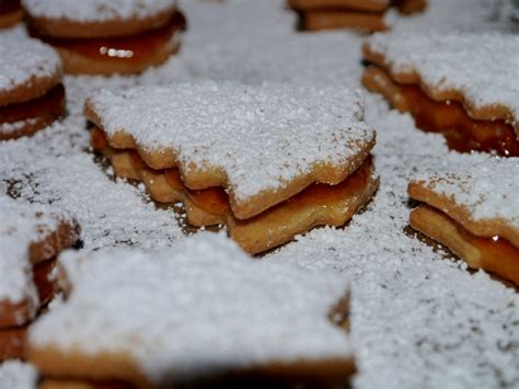무료 이미지 요리 아침 식사 빵 굽기 디저트 출현 크리스마스 쿠키 가루 설탕 설탕을 입힌다 착빙 단맛 생강 빵 구운 식품 크리스마스 베이킹