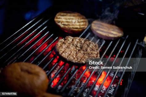 금속 꼬치에 구운된 시 케밥입니다 요리사 손 연기의 많은 요리 불고기 바베 큐 바베 큐 신선한 쇠고기 조각을 잘라 숯과 불꽃 피크닉 길거리 음식에 전통적인 동부 쪽 요리