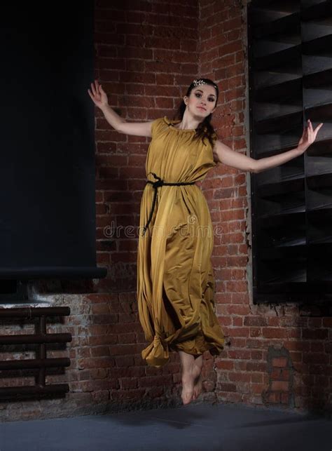 Giovane Dancing Della Donna Del Brunette Fotografia Stock Immagine Di Classico Bellezza