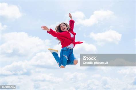 행복한 아이는 빨간 재킷을 입는다 라이프 스타일과 사람들의 개념 아이 봄과 가을 패션 에너지가 넘칩니다 어린 시절의 행복 하늘에서 높이 점프하는 십 대 소녀 즐거운 파티를