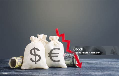 돈 가방과 빨간색 아래로 화살표 경제적 어려움이 가을입니다 비용과 비용 손실 비용 절감 침체 경기 침체 사업 활동 감소 부 하락 자본 비행 높은 위험 0명에 대한 스톡 사진