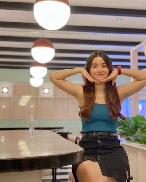 နေကြာပွင့်တွေနဲ့အတူ ချစ်ဖို့ကောင်းနေပြီး သူမရဲ့ အမှတ်အသားကို ပြောပြလိုက်တဲ့ ခင်ဝင့်ဝ