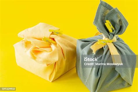 제로 폐기물 전통적인 일본 후로시키 스타일의 친환경 선물 포장 환경 개념 친환경 배너 올해의 트렌디 한 색상 2021 조명 노란색과 궁극적 인 회색 후로시키에 대한 스톡