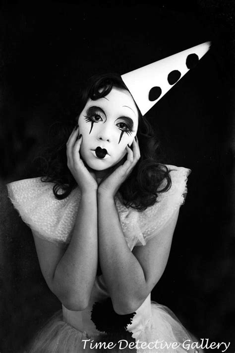 A Vintage Female Circus Clown Vintage Photo Print Ebay Pierrot E