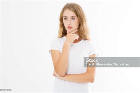 흰색 배경에 고립 된 빈 템플릿 티셔츠에 젊은 금발 의 여자를 생각 피부와 헤어 케어 공간을 복사하고 모의 20 24세에 대한 스톡 사진 및 기타 이미지 Istock