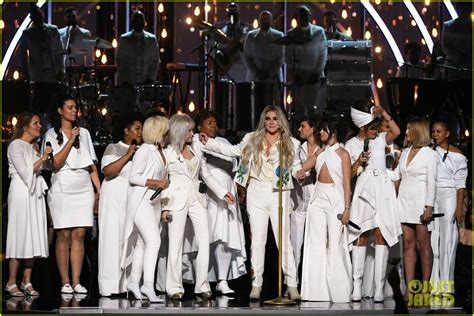 Kesha Performs Praying At Grammys 2018 With Fellow Female Artists