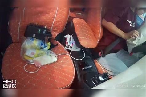 女子开车听小说正讲到 砰的一声”，对面来车意外相撞：砰！来车小说女子
