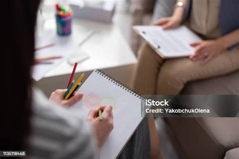 클리닉에서 미술 치료 세션 중 환자 그림 그림의 높은 각도 토론에 대한 스톡 사진 및 기타 이미지 토론 2명 가정의 방 Istock