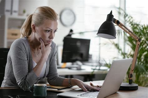 사무실에서 일하는 아름다운 사업가 무릎 위에서 일하는 젊은 여자 사진 Unsplash의 세르비아 이미지