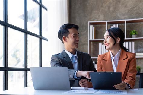 비즈니스 팀 회의에서 재무 데이터 분석 및 마케팅 비즈니스 전략 프로젝트 분석 프리젠 테이션 및 새로운 프로젝트 만들기에 대한 브레인 스토밍 작업 논의 2명에 대한 스톡