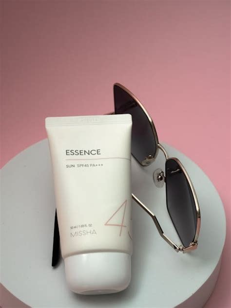 분홍색 배경 수직 쐈어 스킨케어 의료 크림 튜브 화장품에 관한 무료 스톡 사진