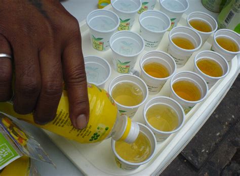 タイの健康ブームの火付け役、ペットボトル入り緑茶の最新味のプロモーション シーロム通り バンコクナビ
