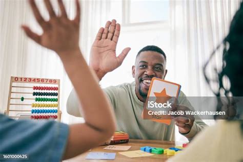 학습 하이 파이브 숙제 학교 활동 및 집에서 학습 모양을 위해 자녀를 둔 아버지 흑인 가족 교육 아이들과 함께 행복한 아빠가 창의적인 교육 수업 및 도움을 위해 미소를