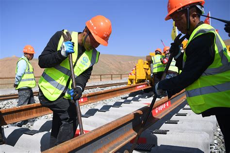 兰张三四线铁路兰武段开始铺轨 图片频道 人民网