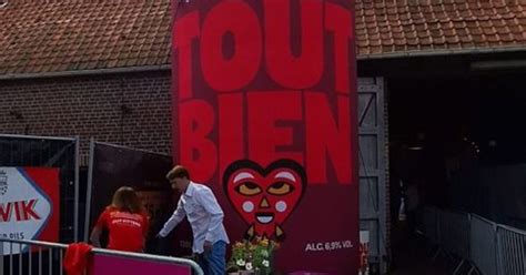 Opblaasbaar Promoblik Tout Bien Rouge Van Average Rob Gestolen Op Het