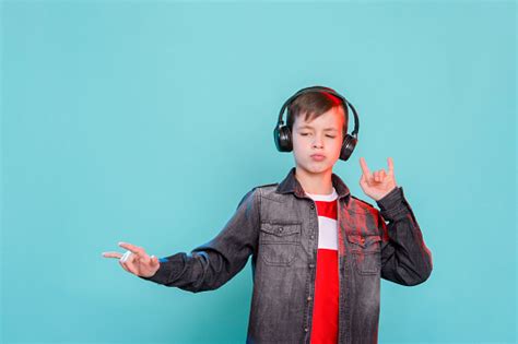 아이 듣기 음악 헤드폰 음악은 개념을 이겼다 엔터테인먼트와 재미 어린이 또는 청소년은 음악을 즐길 수 있습니다 감정에 대한 스톡 사진 및 기타 이미지 Istock