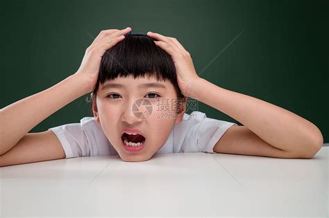情绪低落的小学女生高清图片下载 正版图片507667871 摄图网