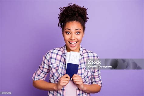 초상화 의 미친 원더 재미 여자 비명 소리 와우 Omg 믿을 수 없는 예기치 않은 홀드 손 느낌 만족 콘텐츠 만족 상단 매듭 아름 다운 세련 된 체크 셔츠 보라색 배경에