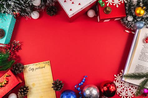 선물 리본 전나무 가지 엽서 소나무 콘 및 복사 공간이있는 상단보기가있는 빨간색의 크리스마스 축제 프레임 개념에 대한 스톡 사진 및 기타 이미지 Istock