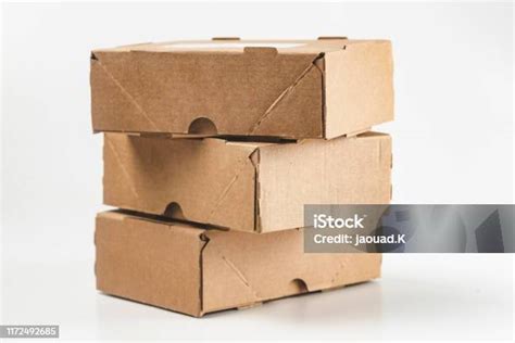 흰색 배경에 골판지 상자의 클로즈업보기 작은 갈색 골판지 상자를 쌓아 골진에 대한 스톡 사진 및 기타 이미지 골진 골판지 나무 상자 Istock