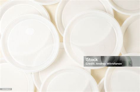 베이지 색 배경에 일회용 흰색 플라스틱 식기 자연 오염의 개념 0명에 대한 스톡 사진 및 기타 이미지 0명 개념 개체 그룹 Istock