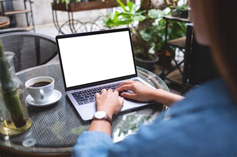 야외에서 빈 흰색 바탕 화면이있는 랩톱 컴퓨터를 사용하고 작업하는 여성의 모형 이미지 야외에 대한 스톡 사진 및 기타 이미지