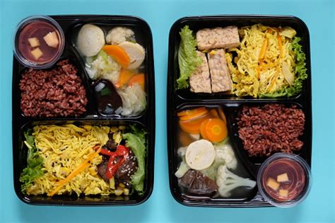 현미 노란 갈가리 찢긴 닭고기 야채 수프 몽골 쇠고기 템페 및 과일 젤리를 곁들인 건강 식품 도시락 다이어트 체중 감량 프로그램 플라스틱 용기에 담긴 건강한 점심 메뉴