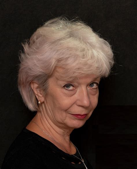 15 Best Hairstyles For Women Over 60 With Oval Faces