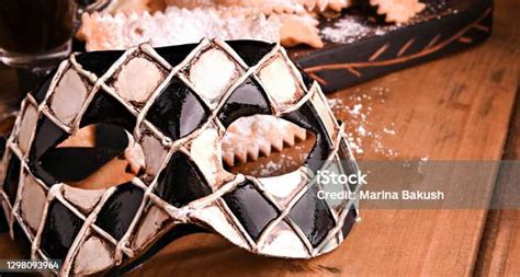 이탈리아 카니발과 전형적인 음식 베니스 축제를위한 아름다운 빈티지 마스크와 배경의 전통 과자 스프라폴 또는 치아치에레 또는 천사 날개 복사 공간 0명에 대한 스톡 사진 및