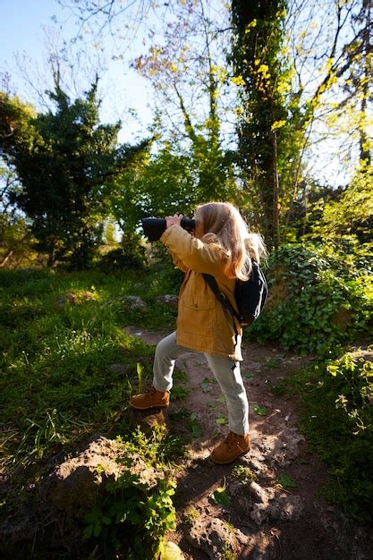Plein Coup Fille Explorant La Nature Photo Gratuite