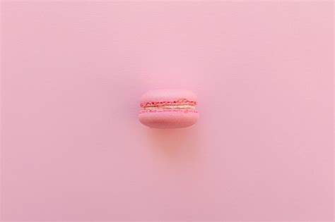 최신 유행 파스텔 핑크 종이 평면에 맛 있는 분홍색 마카롱이 하다 텍스트를 위한 공간입니다 핑크 마카롱입니다 현대 음식 사진 개념입니다 럭셔리 음식입니다 Minimalism
