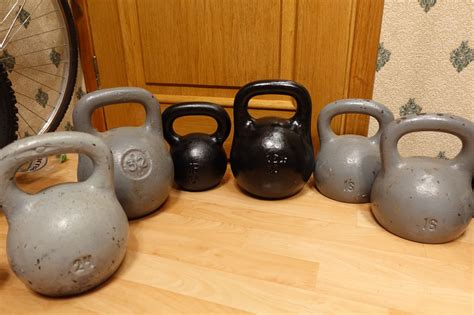 Продам гири на 16 и 32 кг есть штанги гантели разборные литые