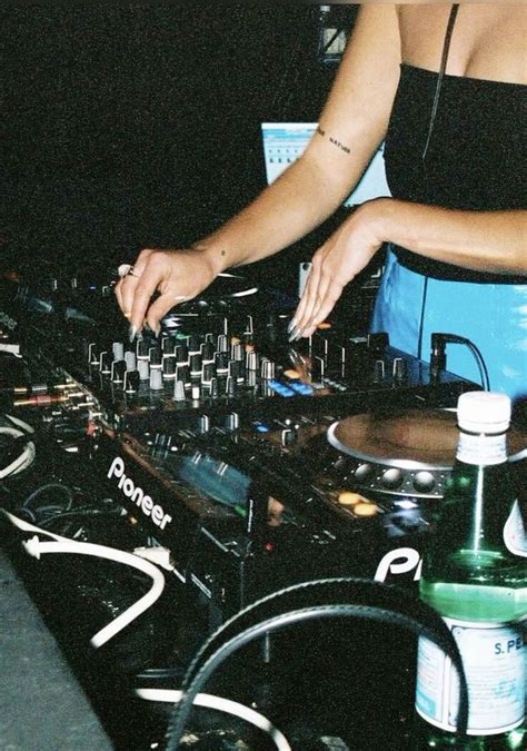Pin De Zanah Mamoojee Em Collage Item Pins Musica Fotografia