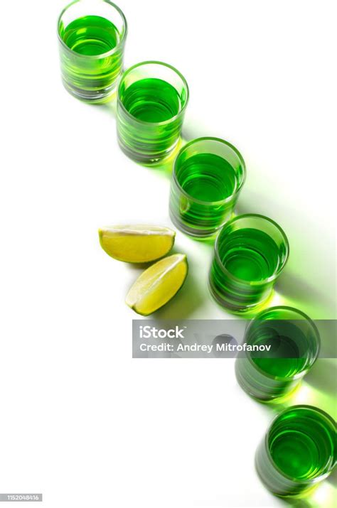 압생트 그린 주류 안경 알콜 성 환각 음료 흰색 배경입니다 라임 조각 복사 공간 0명에 대한 스톡 사진 및 기타 이미지 0명 감귤류 과일 곡선 Istock