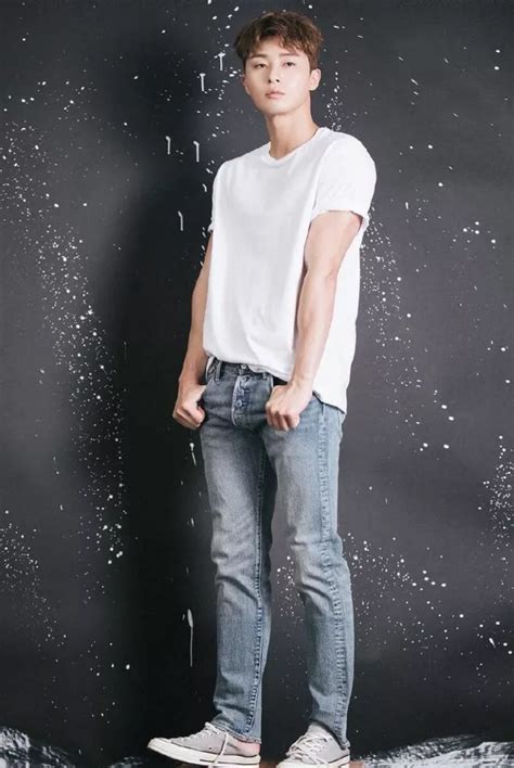 簡單溫暖最時尚！夏天男生穿上白 T Shirt、襯衫，就是女孩們心中 60 分 Dappei 搭配 流行穿搭媒體