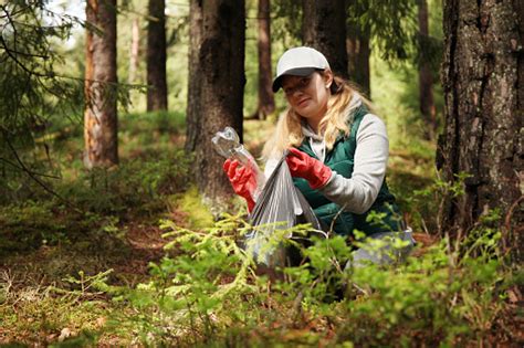 성인 여성 자원 봉사자는 숲에서 환경 오염 쓰레기와 플라스틱을 청소 가방에 대한 스톡 사진 및 기타 이미지 가방 공동체 깨끗한 Istock