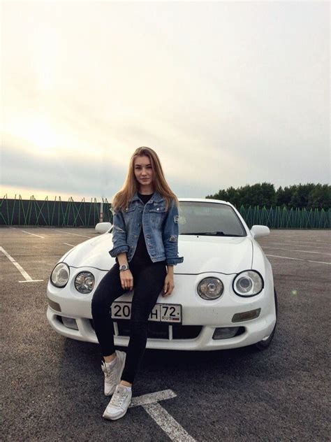 С машиной Женские позы Девушка с автомобилем Модельные позы