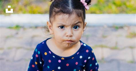 입에 도넛을 물고 있는 어린 소녀 사진 Unsplash의 무료 초상 이미지